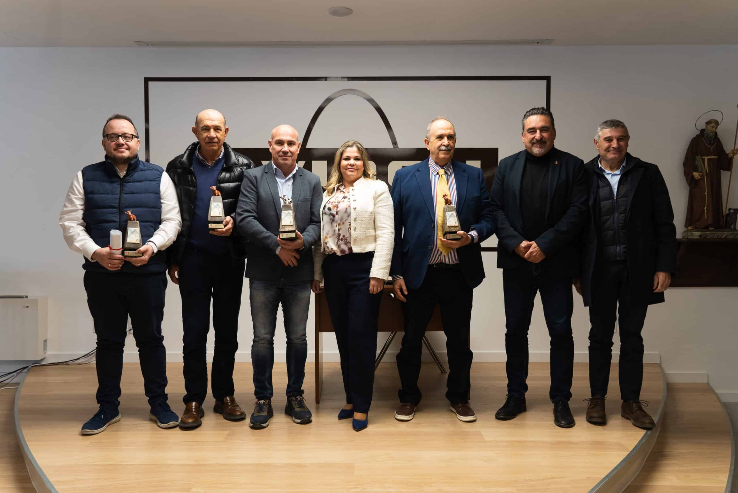 Binaga recibe el Premio PronosVac 2024 a la Mejor Analista de Hembra ...